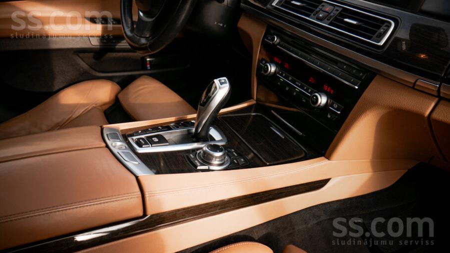 Black BMW 740 2011 in Daugavpils, with an engine capacity of 3.00 L and mileage of 250 thousand km for 12200 €, photo 28 on AUTOMOTO.COM.LV