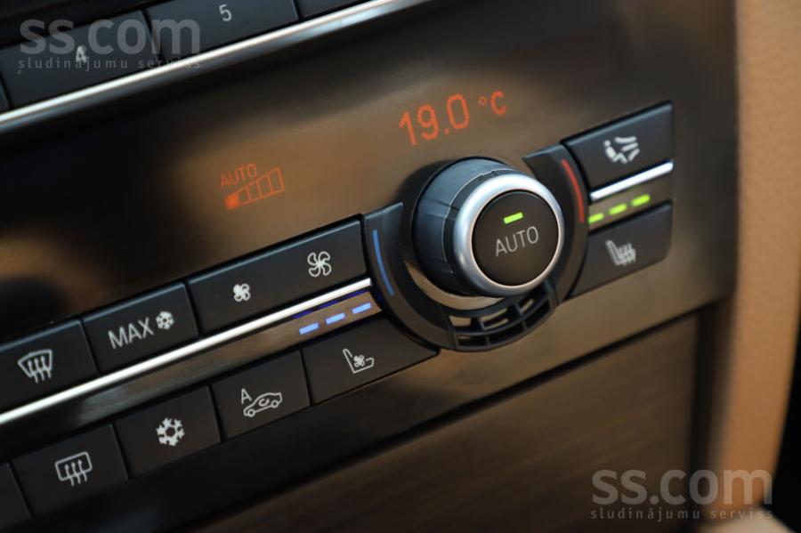 Black BMW 740 2011 in Tukums, with an engine capacity of 3.00 L and mileage of 0 thousand km for 7500 €, photo 9 on AUTOMOTO.COM.LV