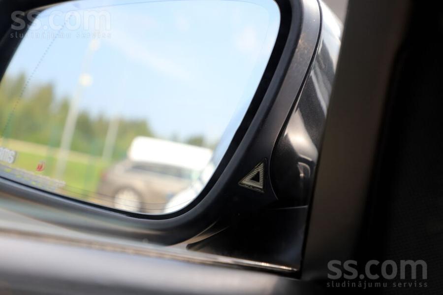 Black BMW 740 2011 in Tukums, with an engine capacity of 3.00 L and mileage of 0 thousand km for 7500 €, photo 12 on AUTOMOTO.COM.LV