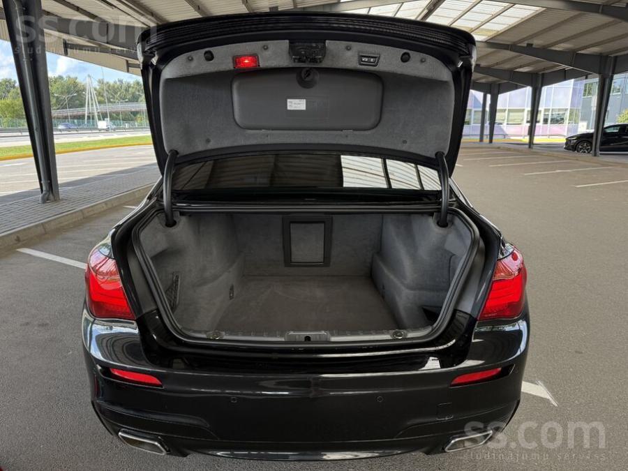 Melns BMW 740 2011 Rīga, ar dzinēja tilpumu 3.00 L un nobraukumu 281 tūkst. km par 14000 €, foto 24 vietnē AUTOMOTO.COM.LV