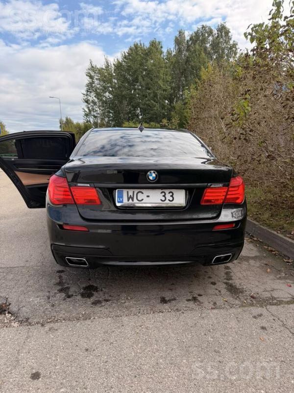 Black BMW 740 2011 in Riga, with an engine capacity of 3.00 L and mileage of 326 thousand km for 7600 €, photo 3 on AUTOMOTO.COM.LV
