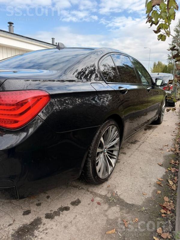 Black BMW 740 2011 in Riga, with an engine capacity of 3.00 L and mileage of 326 thousand km for 7600 €, photo 4 on AUTOMOTO.COM.LV