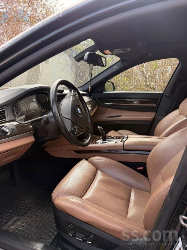 Black BMW 740 2011 in Riga, with an engine capacity of 3.00 L and mileage of 326 thousand km for 7600 €, photo 5 on AUTOMOTO.COM.LV