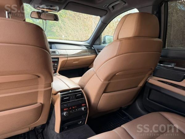 Black BMW 740 2011 in Riga, with an engine capacity of 3.00 L and mileage of 326 thousand km for 7600 €, photo 6 on AUTOMOTO.COM.LV