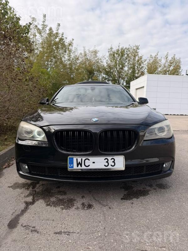 Black BMW 740 2011 in Riga, with an engine capacity of 3.00 L and mileage of 326 thousand km for 7600 €, photo 8 on AUTOMOTO.COM.LV