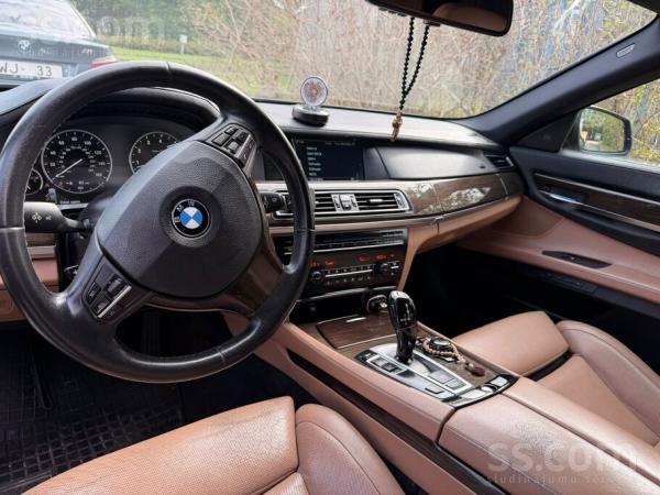 Black BMW 740 2011 in Riga, with an engine capacity of 3.00 L and mileage of 326 thousand km for 7600 €, photo 9 on AUTOMOTO.COM.LV