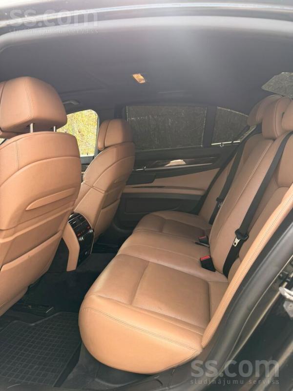 Black BMW 740 2011 in Riga, with an engine capacity of 3.00 L and mileage of 326 thousand km for 7600 €, photo 10 on AUTOMOTO.COM.LV