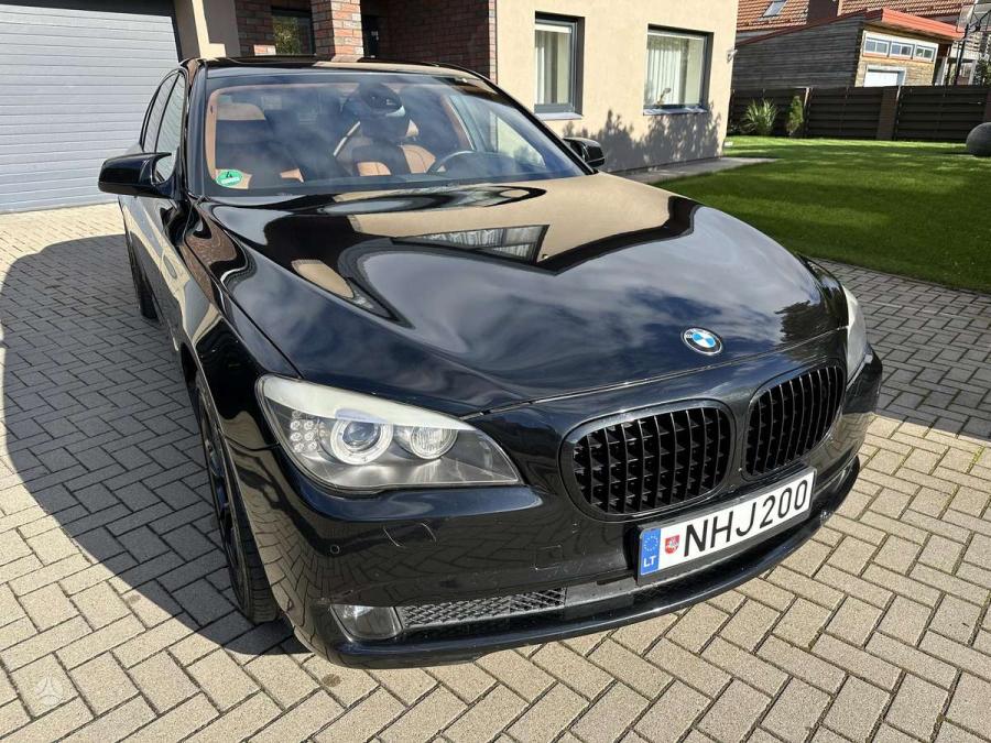 Black BMW 740 2011 in Kaunas, with an engine capacity of 2.99 L and mileage of 322 thousand km for 12999 €, photo 1 on AUTOMOTO.COM.LV