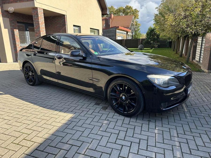 Black BMW 740 2011 in Kaunas, with an engine capacity of 2.99 L and mileage of 322 thousand km for 12999 €, photo 3 on AUTOMOTO.COM.LV