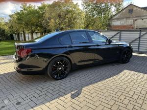 Black BMW 740 2011 in Kaunas, with an engine capacity of 2.99 L and mileage of 322 thousand km for 12999 €, photo 5 on AUTOMOTO.COM.LV