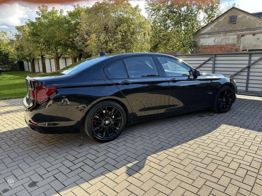 Black BMW 740 2011 in Kaunas, with an engine capacity of 2.99 L and mileage of 322 thousand km for 12999 €, photo 5 on AUTOMOTO.COM.LV
