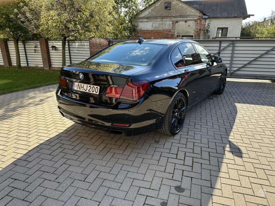 Black BMW 740 2011 in Kaunas, with an engine capacity of 2.99 L and mileage of 322 thousand km for 12999 €, photo 6 on AUTOMOTO.COM.LV