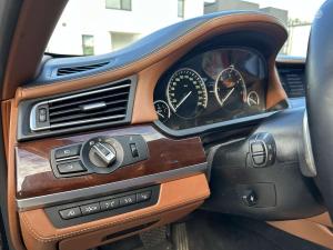 Black BMW 740 2011 in Kaunas, with an engine capacity of 2.99 L and mileage of 322 thousand km for 12999 €, photo 7 on AUTOMOTO.COM.LV