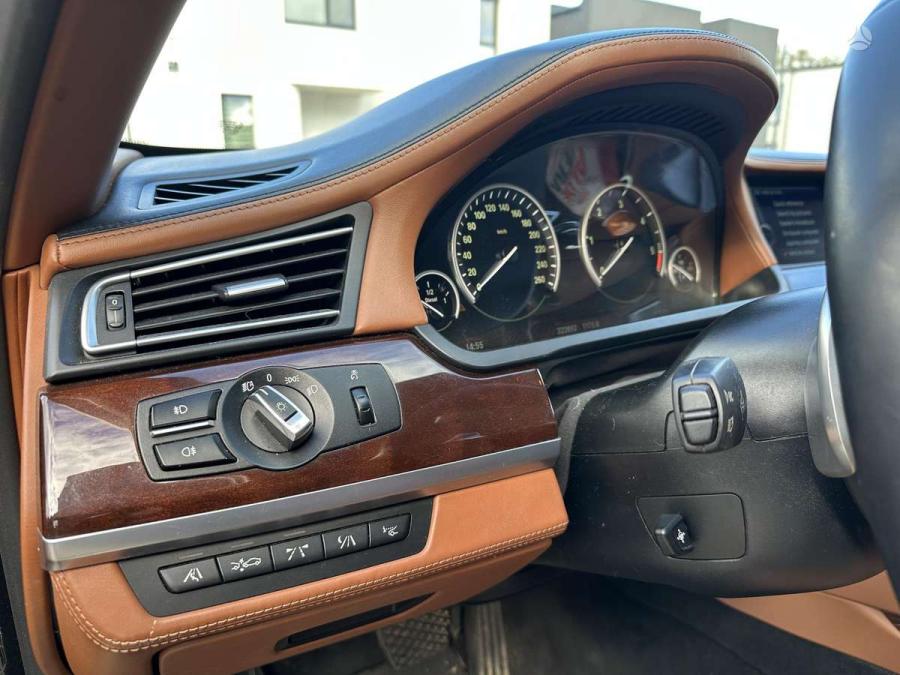 Black BMW 740 2011 in Kaunas, with an engine capacity of 2.99 L and mileage of 322 thousand km for 12999 €, photo 7 on AUTOMOTO.COM.LV