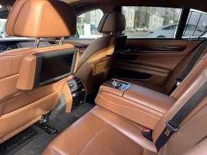 Black BMW 740 2011 in Kaunas, with an engine capacity of 2.99 L and mileage of 322 thousand km for 12999 €, photo 8 on AUTOMOTO.COM.LV