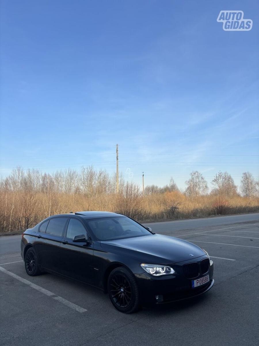 Black BMW 740 2012 in Taurage, with an engine capacity of 3.00 L and mileage of 200 thousand km for 10500 €, photo 3 on AUTOMOTO.COM.LV