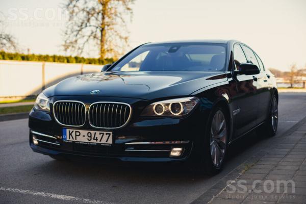 Black BMW 740 2012 in Jurmala, with an engine capacity of 3.00 L and mileage of 260 thousand km for 14300 €, photo 4 on AUTOMOTO.COM.LV