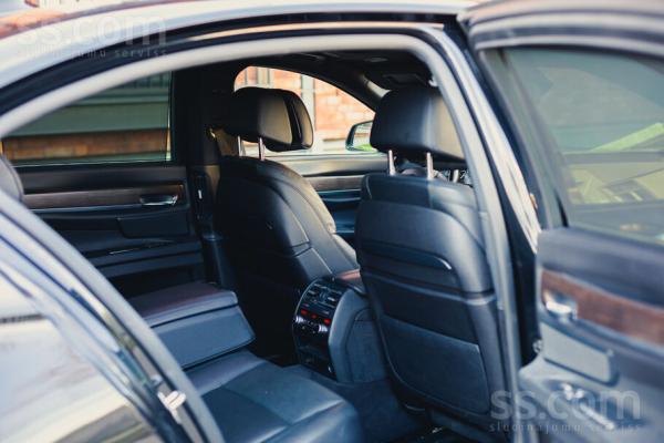 Black BMW 740 2012 in Jurmala, with an engine capacity of 3.00 L and mileage of 260 thousand km for 14300 €, photo 5 on AUTOMOTO.COM.LV