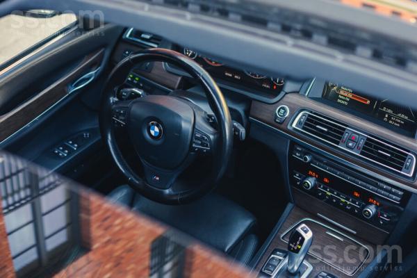 Black BMW 740 2012 in Jurmala, with an engine capacity of 3.00 L and mileage of 260 thousand km for 14300 €, photo 8 on AUTOMOTO.COM.LV