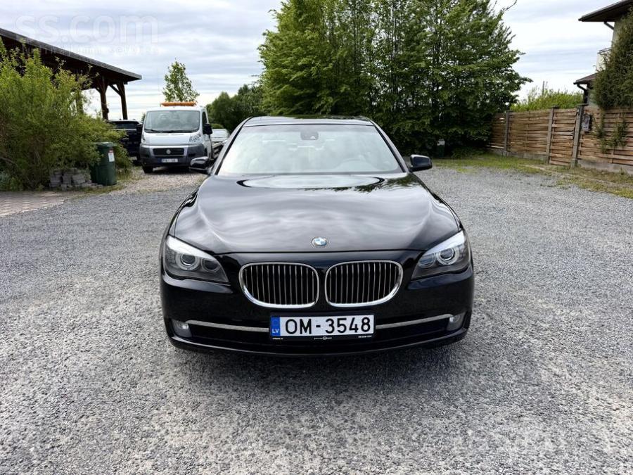 Black BMW 740 2012 in Saldus, with an engine capacity of 3.00 L and mileage of 262 thousand km for 11950 €, photo 3 on AUTOMOTO.COM.LV