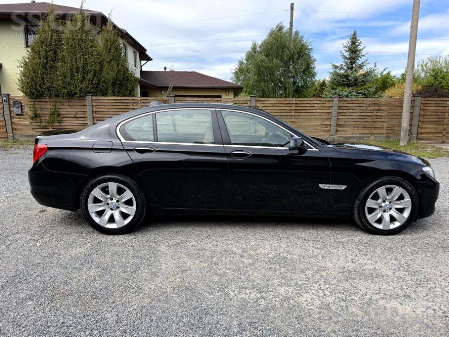 Black BMW 740 2012 in Saldus, with an engine capacity of 3.00 L and mileage of 262 thousand km for 11950 €, photo 5 on AUTOMOTO.COM.LV