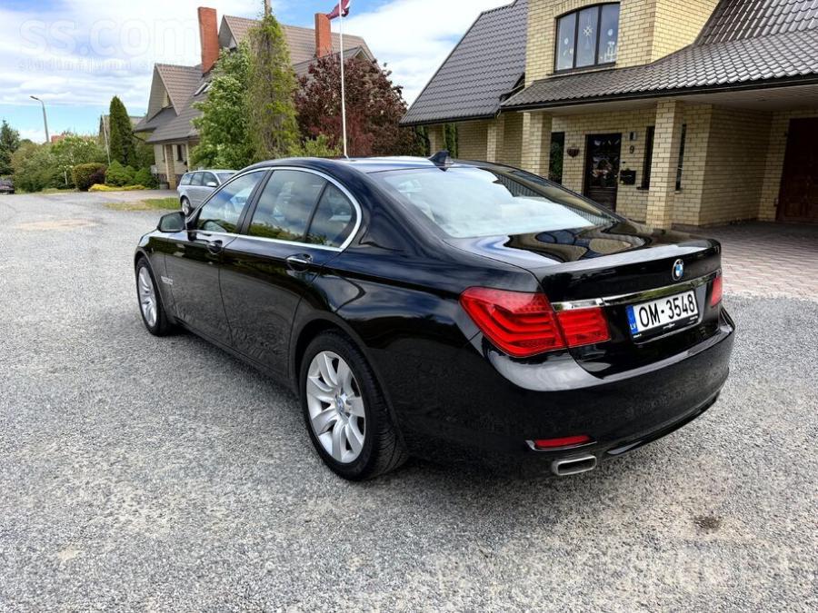 Black BMW 740 2012 in Saldus, with an engine capacity of 3.00 L and mileage of 262 thousand km for 11950 €, photo 8 on AUTOMOTO.COM.LV