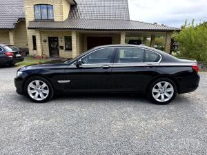 Black BMW 740 2012 in Saldus, with an engine capacity of 3.00 L and mileage of 262 thousand km for 11950 €, photo 9 on AUTOMOTO.COM.LV