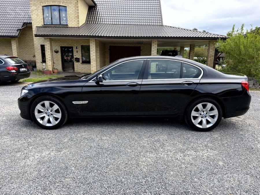 Black BMW 740 2012 in Saldus, with an engine capacity of 3.00 L and mileage of 262 thousand km for 11950 €, photo 9 on AUTOMOTO.COM.LV