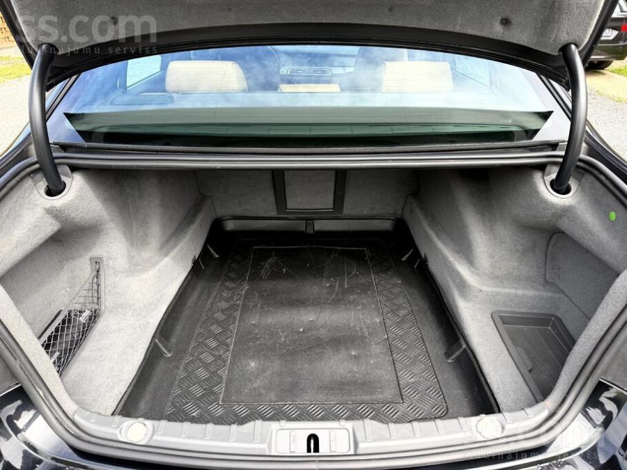Black BMW 740 2012 in Saldus, with an engine capacity of 3.00 L and mileage of 262 thousand km for 11950 €, photo 10 on AUTOMOTO.COM.LV