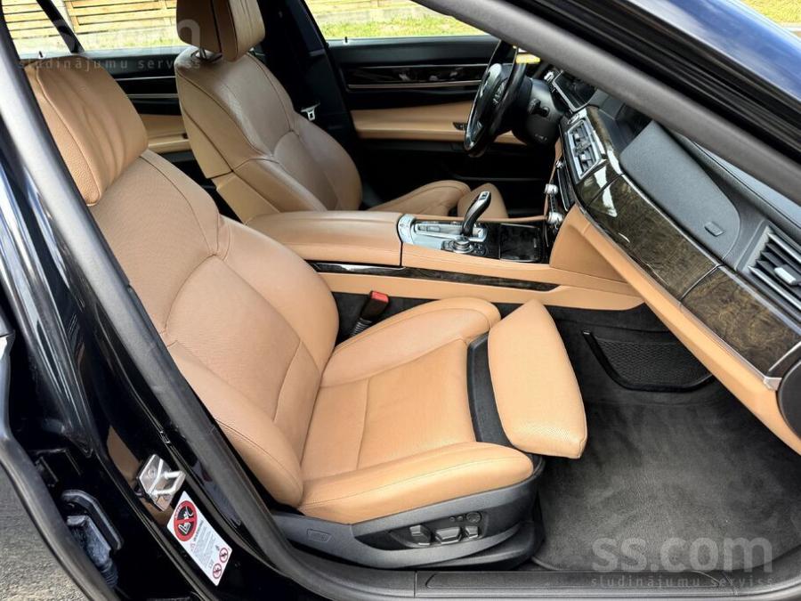 Black BMW 740 2012 in Saldus, with an engine capacity of 3.00 L and mileage of 262 thousand km for 11950 €, photo 16 on AUTOMOTO.COM.LV