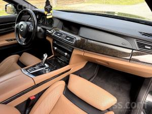 Black BMW 740 2012 in Saldus, with an engine capacity of 3.00 L and mileage of 262 thousand km for 11950 €, photo 17 on AUTOMOTO.COM.LV