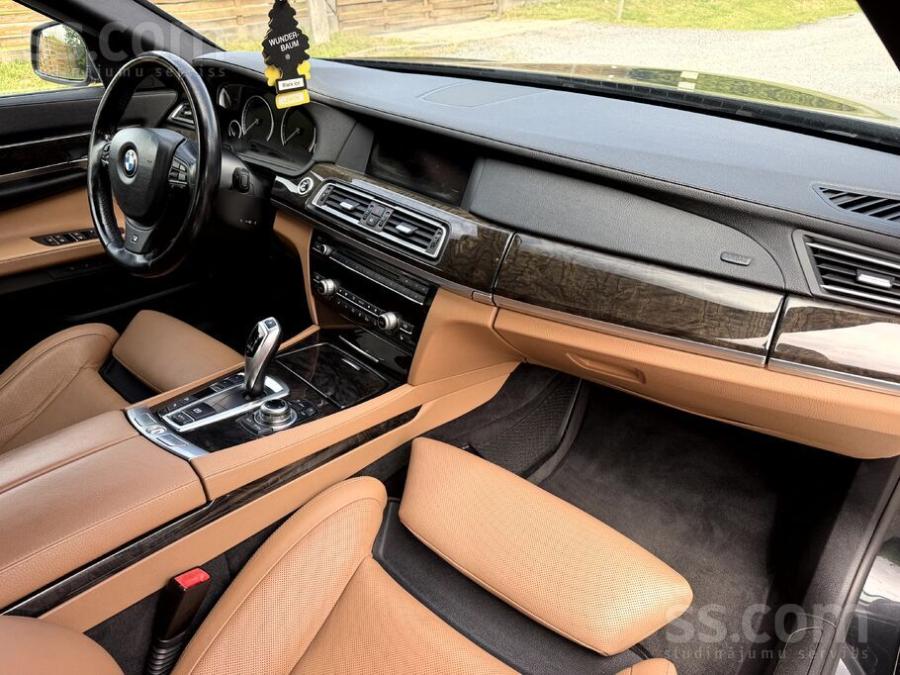 Black BMW 740 2012 in Saldus, with an engine capacity of 3.00 L and mileage of 262 thousand km for 11950 €, photo 17 on AUTOMOTO.COM.LV
