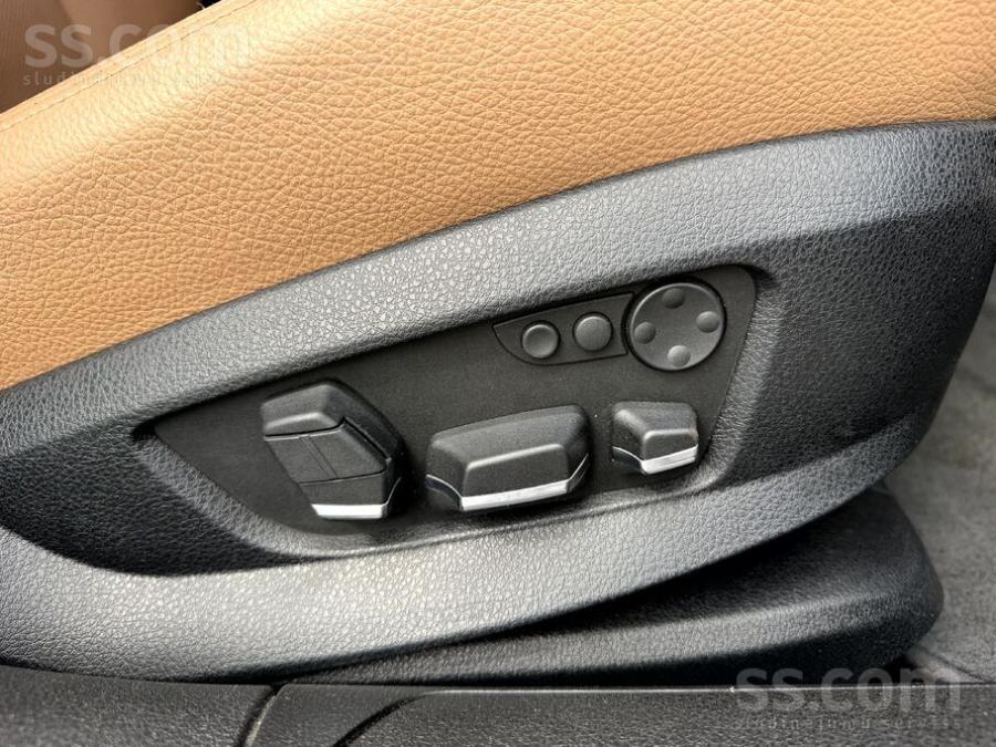 Black BMW 740 2012 in Saldus, with an engine capacity of 3.00 L and mileage of 262 thousand km for 11950 €, photo 19 on AUTOMOTO.COM.LV