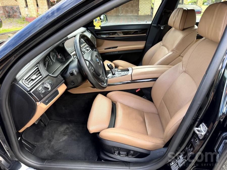 Black BMW 740 2012 in Saldus, with an engine capacity of 3.00 L and mileage of 262 thousand km for 11950 €, photo 20 on AUTOMOTO.COM.LV