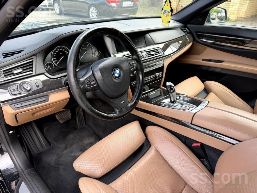Black BMW 740 2012 in Saldus, with an engine capacity of 3.00 L and mileage of 262 thousand km for 11950 €, photo 21 on AUTOMOTO.COM.LV