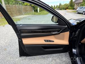 Black BMW 740 2012 in Saldus, with an engine capacity of 3.00 L and mileage of 262 thousand km for 11950 €, photo 22 on AUTOMOTO.COM.LV