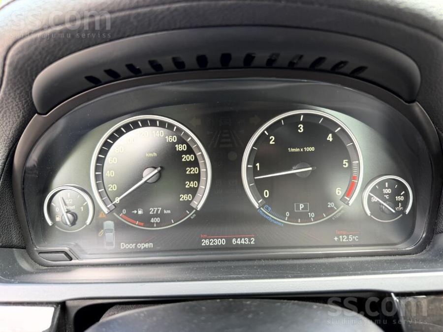 Black BMW 740 2012 in Saldus, with an engine capacity of 3.00 L and mileage of 262 thousand km for 11950 €, photo 24 on AUTOMOTO.COM.LV