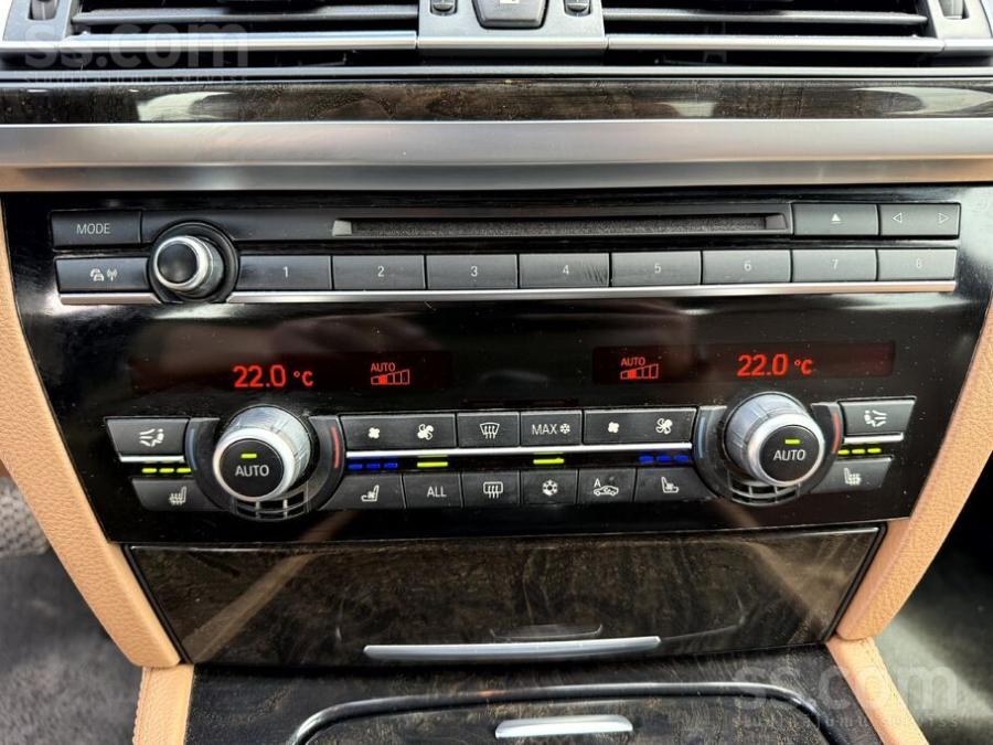 Black BMW 740 2012 in Saldus, with an engine capacity of 3.00 L and mileage of 262 thousand km for 11950 €, photo 26 on AUTOMOTO.COM.LV