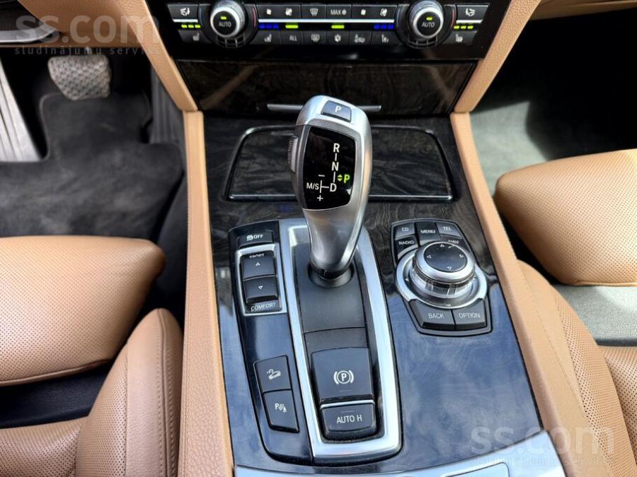 Black BMW 740 2012 in Saldus, with an engine capacity of 3.00 L and mileage of 262 thousand km for 11950 €, photo 27 on AUTOMOTO.COM.LV