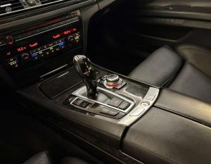 Black BMW 740 2012 in Marijampole, with an engine capacity of 2.99 L and mileage of 222 thousand km for 12450 €, photo 5 on AUTOMOTO.COM.LV