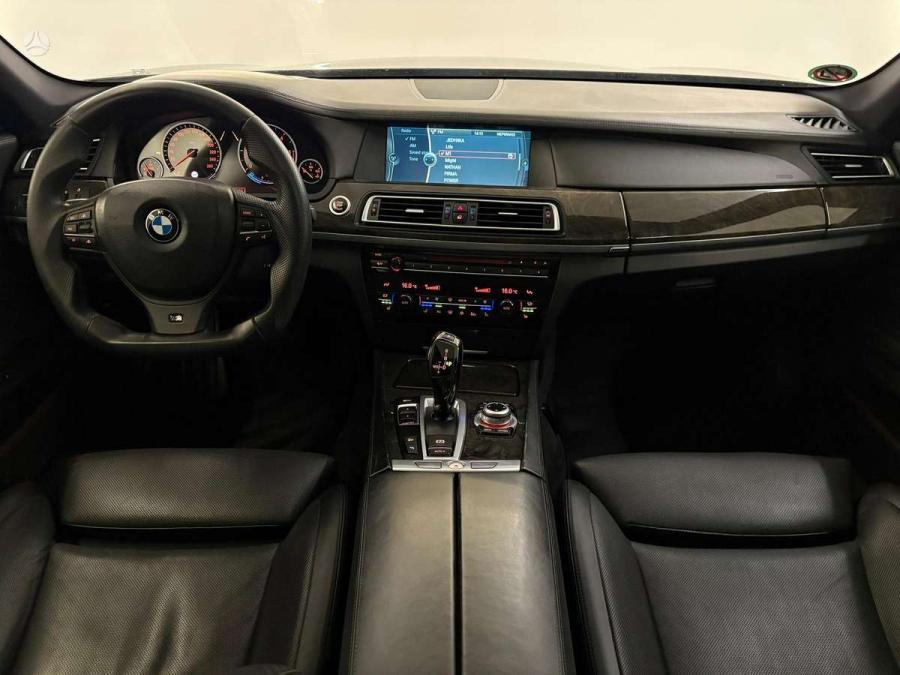 Black BMW 740 2012 in Marijampole, with an engine capacity of 2.99 L and mileage of 222 thousand km for 12450 €, photo 6 on AUTOMOTO.COM.LV