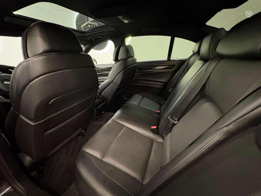 Black BMW 740 2012 in Marijampole, with an engine capacity of 2.99 L and mileage of 222 thousand km for 12450 €, photo 9 on AUTOMOTO.COM.LV
