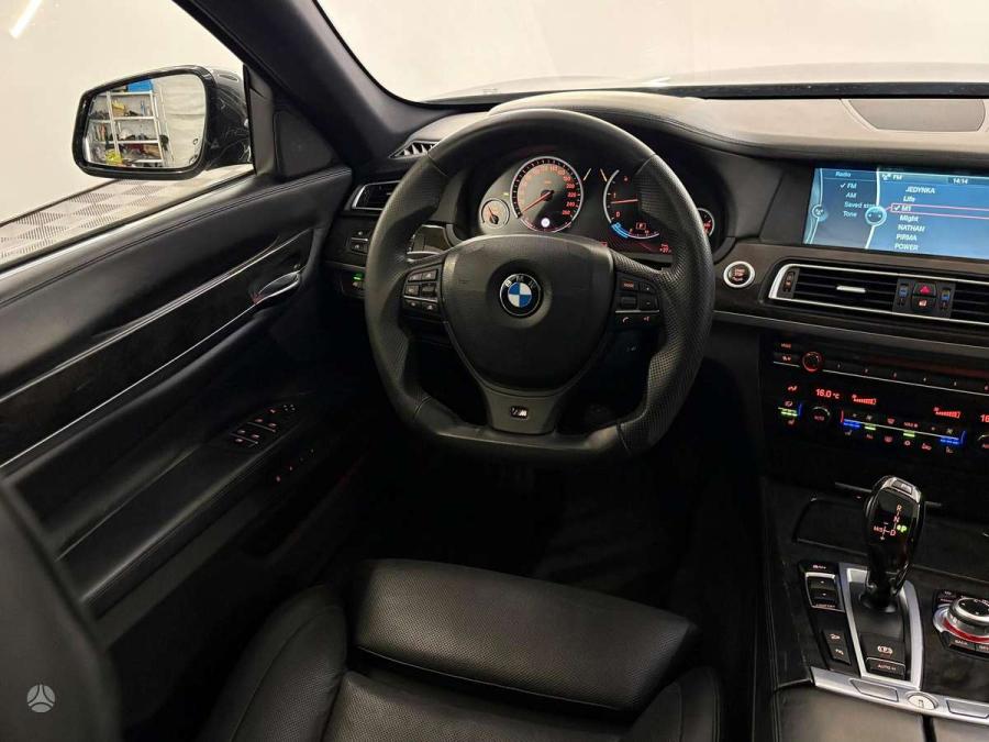 Black BMW 740 2012 in Marijampole, with an engine capacity of 2.99 L and mileage of 222 thousand km for 12450 €, photo 18 on AUTOMOTO.COM.LV