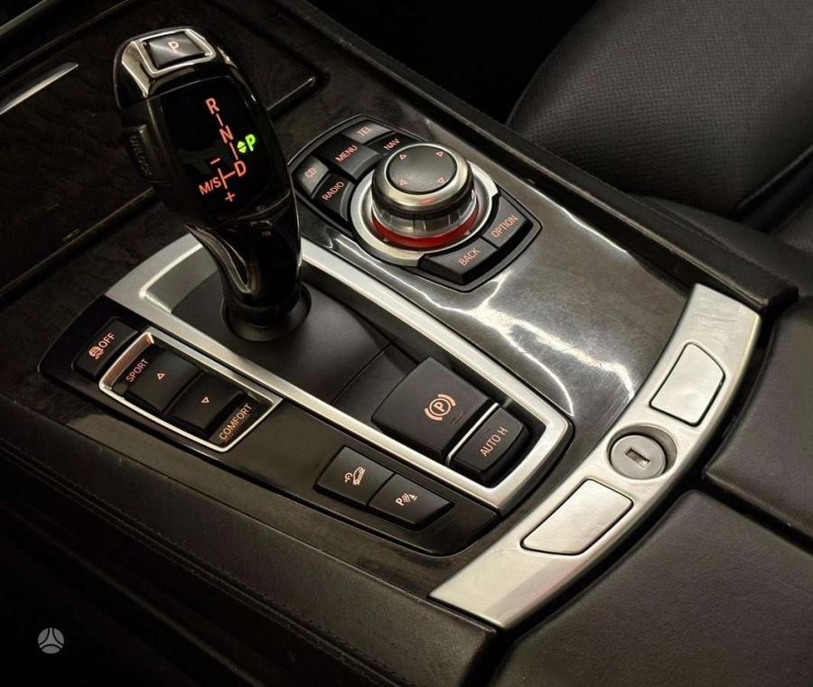 Black BMW 740 2012 in Marijampole, with an engine capacity of 2.99 L and mileage of 222 thousand km for 12450 €, photo 24 on AUTOMOTO.COM.LV