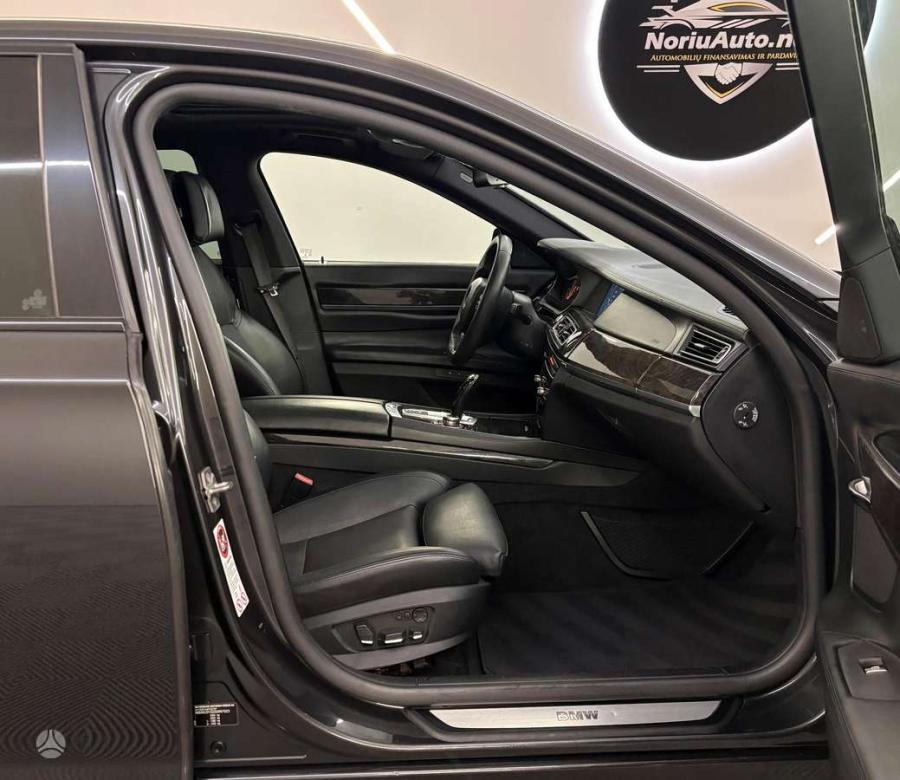 Black BMW 740 2012 in Marijampole, with an engine capacity of 2.99 L and mileage of 222 thousand km for 12450 €, photo 30 on AUTOMOTO.COM.LV