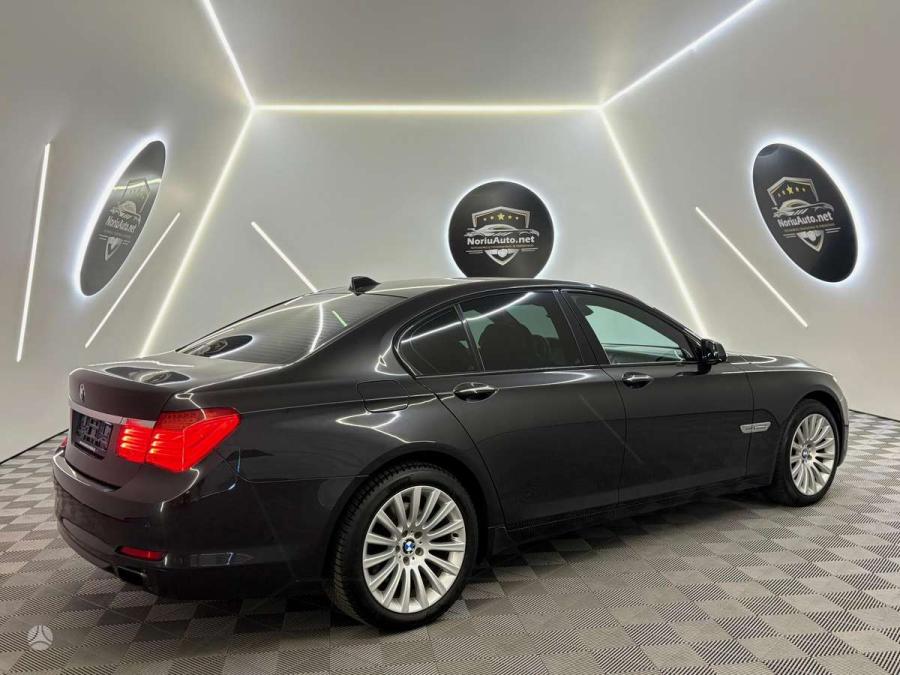 Black BMW 740 2012 in Marijampole, with an engine capacity of 2.99 L and mileage of 222 thousand km for 12450 €, photo 32 on AUTOMOTO.COM.LV