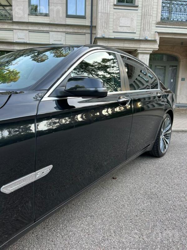 Black BMW 740 2012 in Jurmala, with an engine capacity of 3.00 L and mileage of 188 thousand km for 14300 €, photo 5 on AUTOMOTO.COM.LV