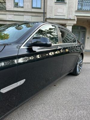 Black BMW 740 2012 in Jurmala, with an engine capacity of 3.00 L and mileage of 188 thousand km for 14300 €, photo 6 on AUTOMOTO.COM.LV