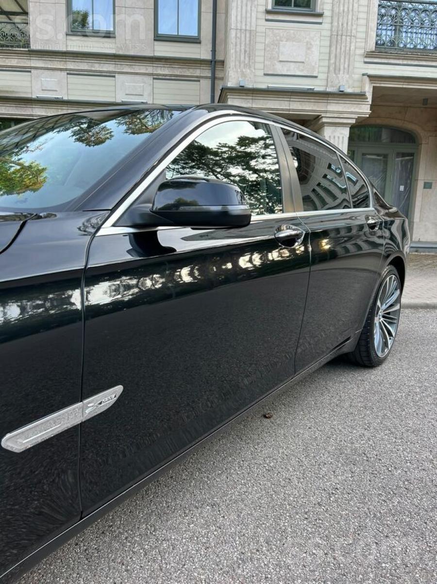 Black BMW 740 2012 in Jurmala, with an engine capacity of 3.00 L and mileage of 188 thousand km for 14300 €, photo 6 on AUTOMOTO.COM.LV