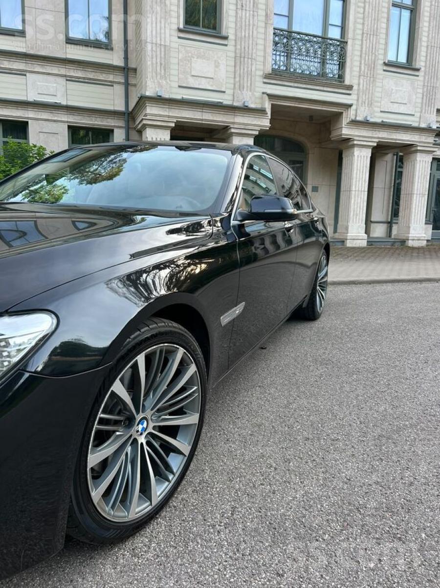 Black BMW 740 2012 in Jurmala, with an engine capacity of 3.00 L and mileage of 188 thousand km for 14300 €, photo 7 on AUTOMOTO.COM.LV